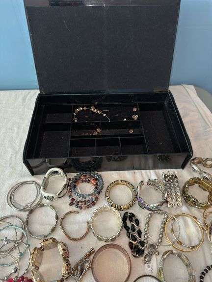 Better costume jewelry-bracelets - Auction Ohio