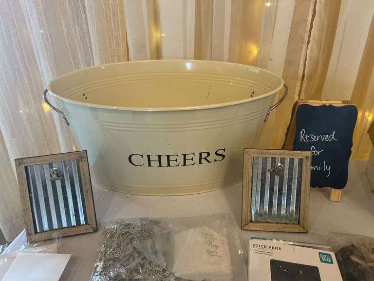 Wedding Decorations & Displays - Auction Ohio