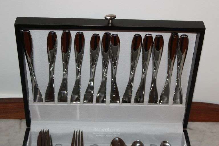 Modern Oneida Stainless Steel Flatware Set - Auction Ohio