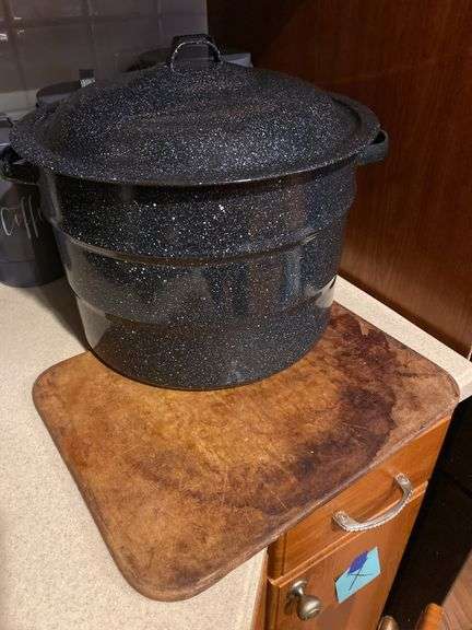 Pampered Chef baking stone and large stock pot - Auction Ohio