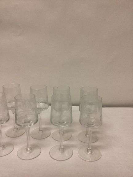 Small Glass Flutes - Auction Ohio