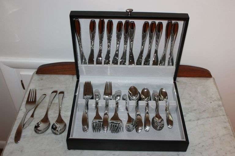 Modern Oneida Stainless Steel Flatware Set - Auction Ohio