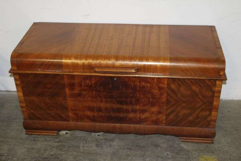 Lane Cedar Chest - Auction Ohio
