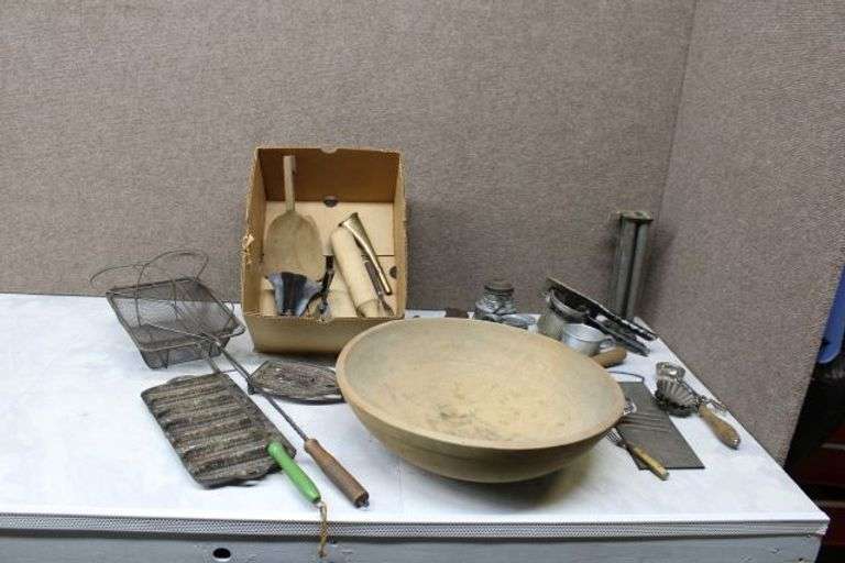 Antique Kitchen And Baking Tools - Auction Ohio