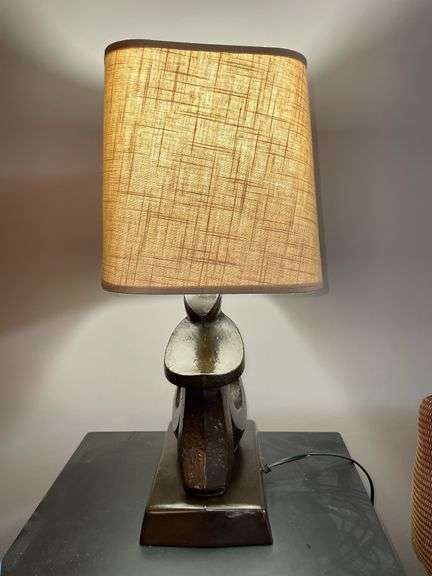 Mrs. lady lamp - Auction Ohio