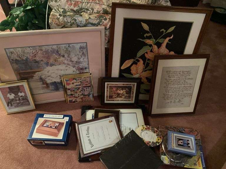 Miscellaneous frames pictures and empty frames - Auction Ohio
