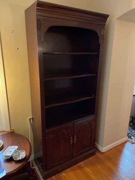 Ethan Allen bookcase - Auction Ohio