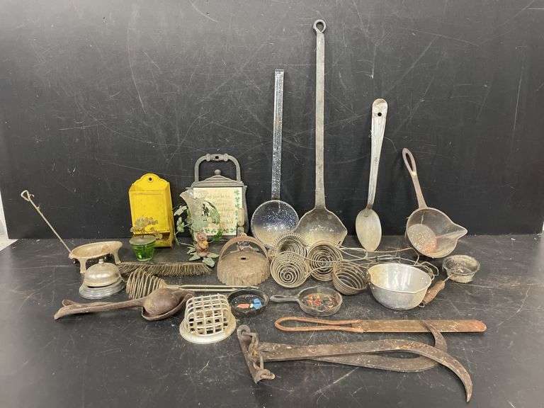 Decorative vintage/antique kitchen items - Auction Ohio