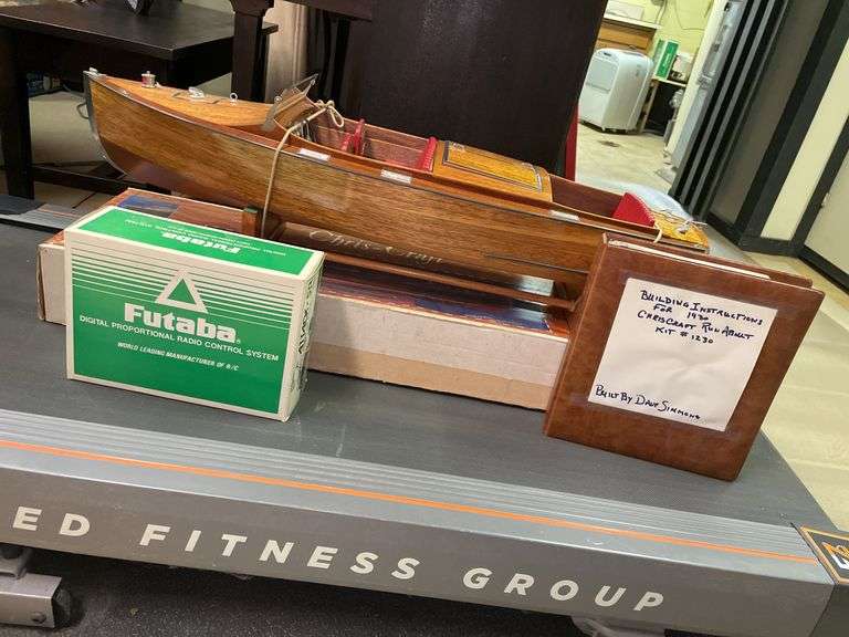 Chris Craft RC model boat - Auction Ohio