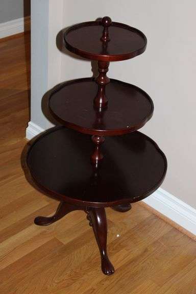 Tiered Queen Anne Display Table - Auction Ohio