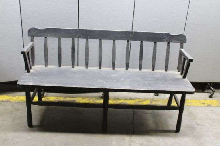 Vintage Spindle Back Colonial Deacons Bench - Auction Ohio