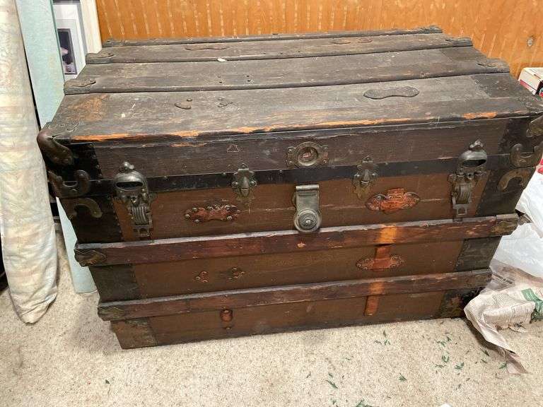 Steamer trunk & Contents - Auction Ohio