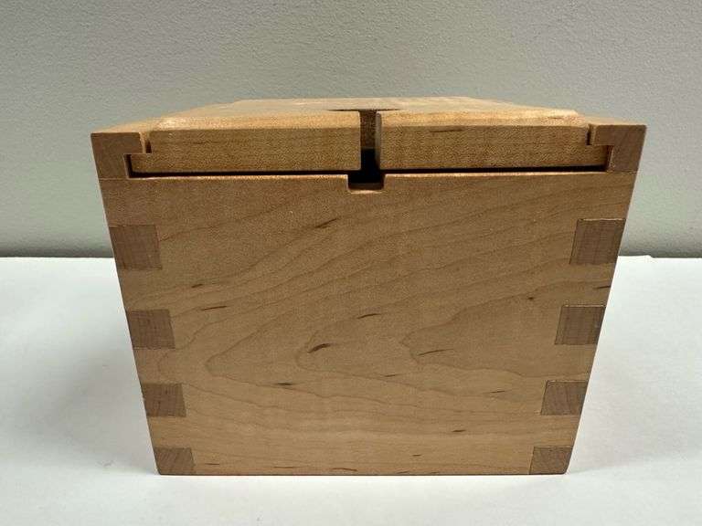 Yarn-Handling Box - Auction Ohio