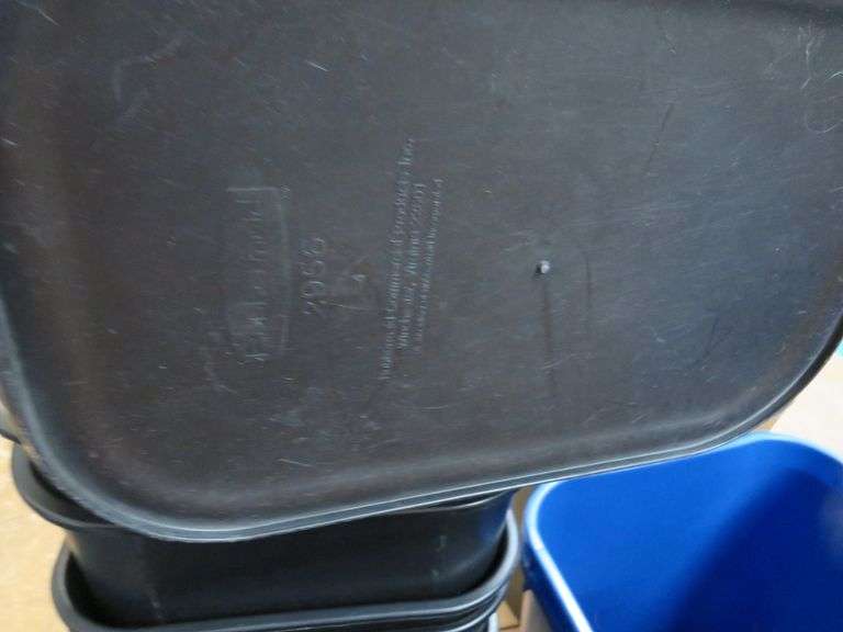 Trash Cans - Auction Ohio