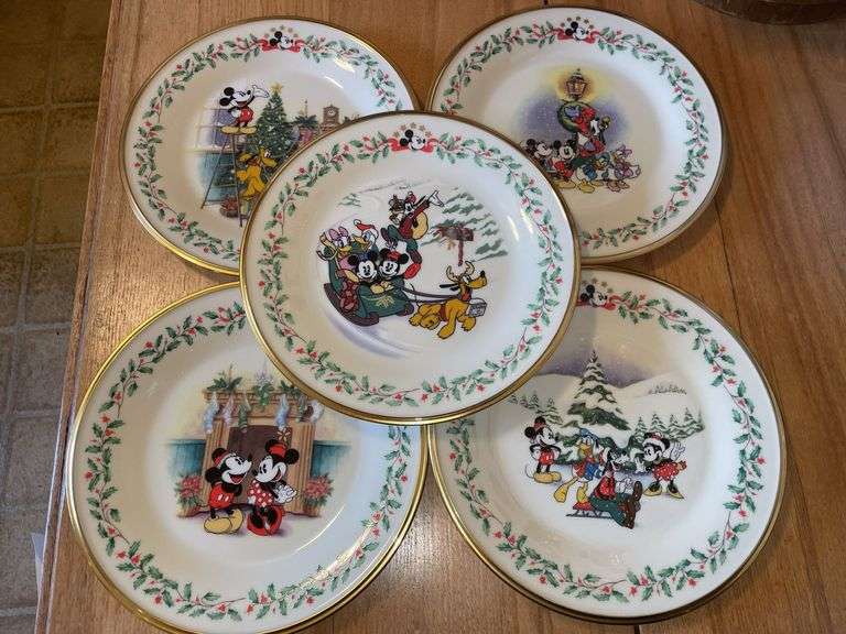 Lenox Holiday Disney plates - Auction Ohio