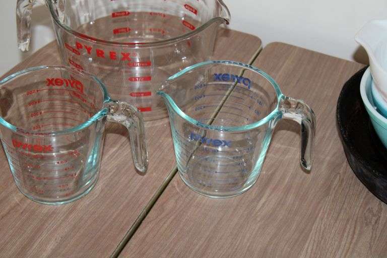 Pyrex Measuring Cups - Auction Ohio
