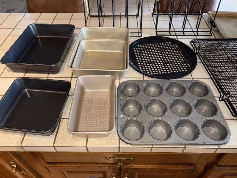 Assortment of Baking Pans - Auction Ohio