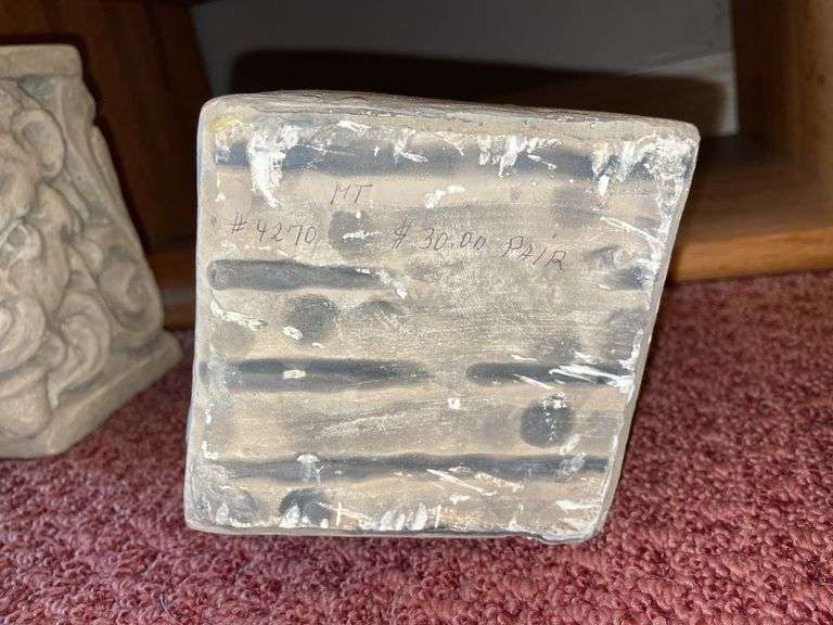 Pedestal and bookends - Auction Ohio