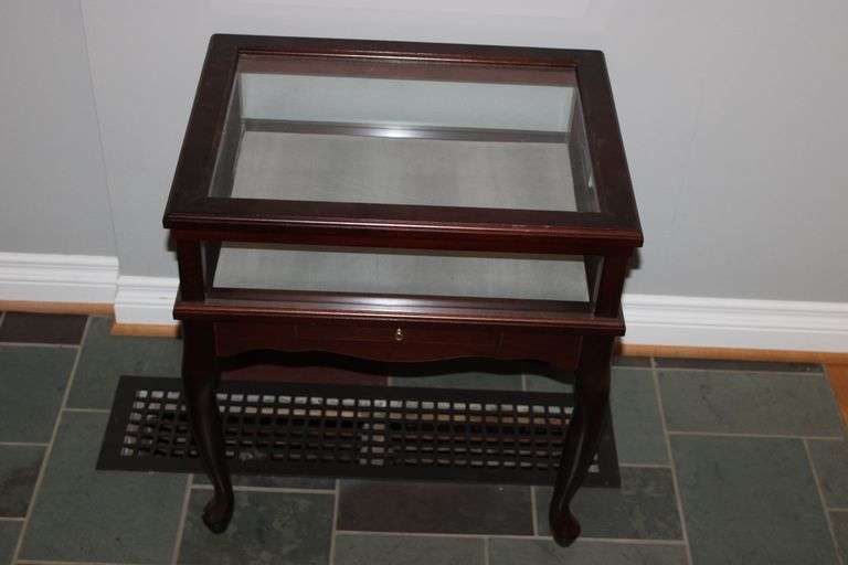 Display Case Side table - Auction Ohio