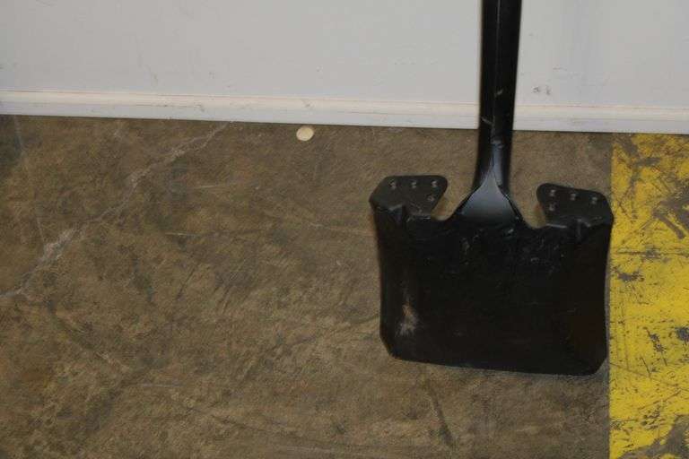 Silverback Square Head Shovel - Auction Ohio