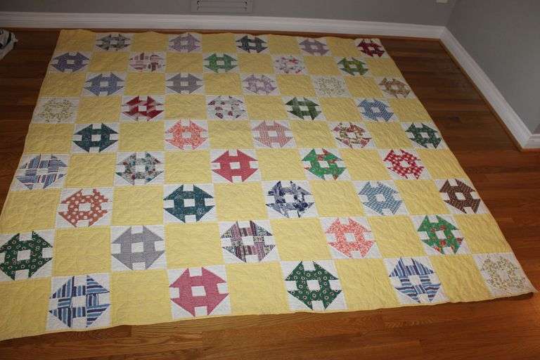 Squares Pattern Calico Quilt - Auction Ohio