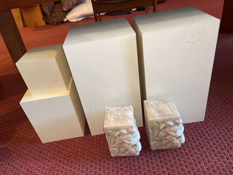 Pedestal and bookends - Auction Ohio