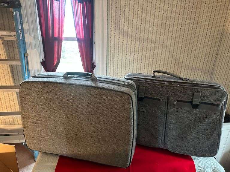 Pair of Suit Cases - Auction Ohio