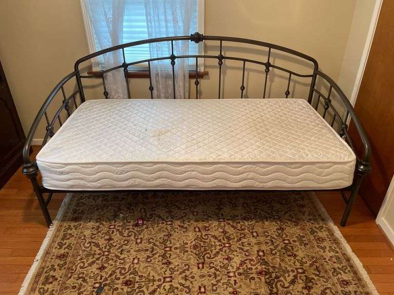 Metal daybed - Auction Ohio