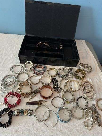 Better costume jewelry-bracelets - Auction Ohio