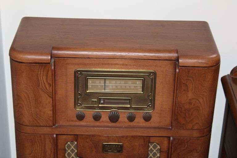 Thomas Console Radio - Auction Ohio