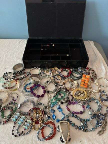 Better costume jewelry-bracelets - Auction Ohio