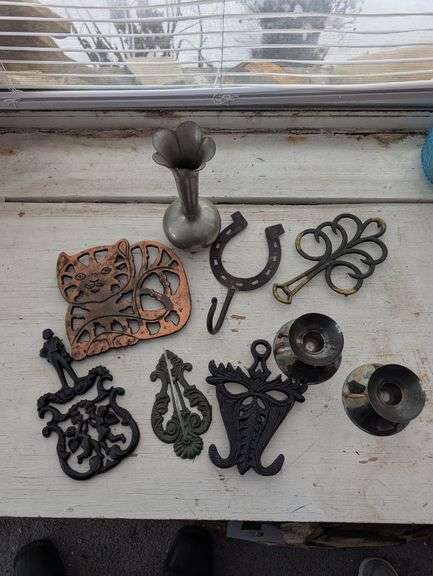 Grouping of misc metal decor items - Auction Ohio