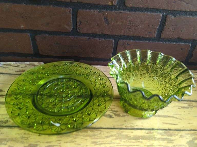 L.E. Smith Daisy & Button Green Glass Plate and Ruffled Trim Dish ...