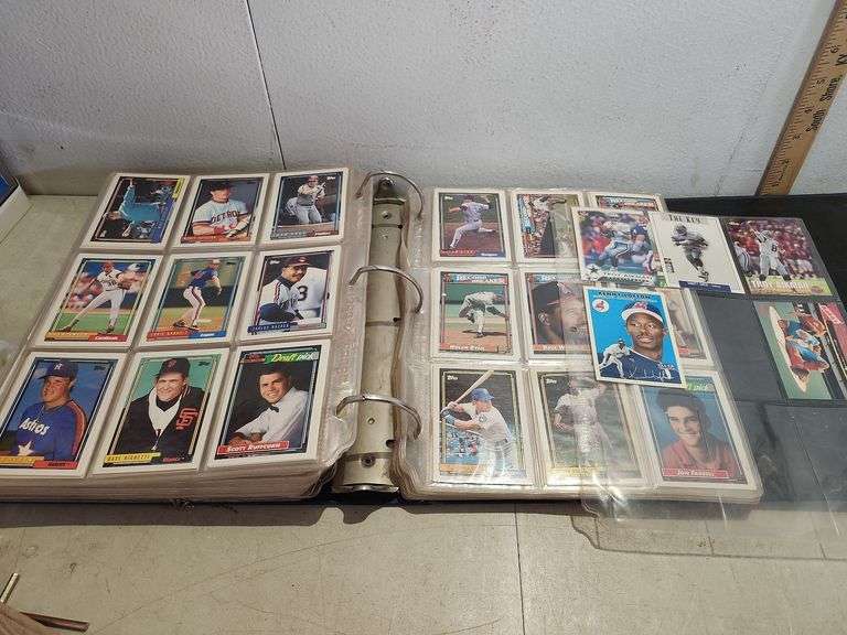 Binder W/40+ Pages Of Assorted Baseball Cards & 1 Loose Page W/Few ...