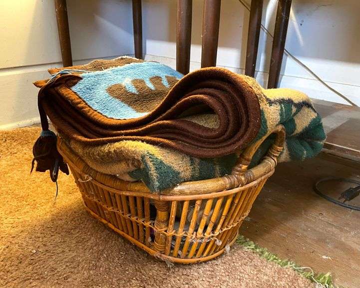 End Tables, Lamps, and Blankets - Auction Ohio