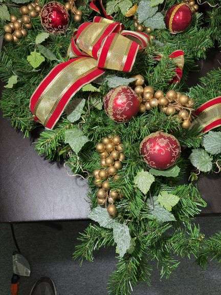 Five Christmas Wall Hanging Wreaths - Auction Ohio