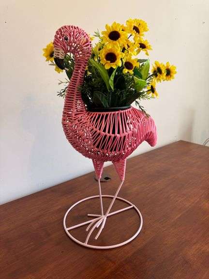 Cute Pelican Planter - Auction Ohio