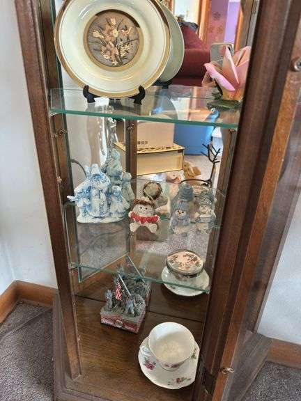 Curio contents - collectibles - Auction Ohio