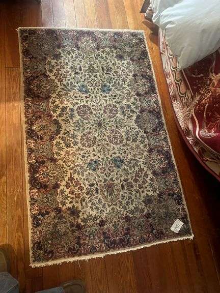 Traditional Persian-style rug - Auction Ohio