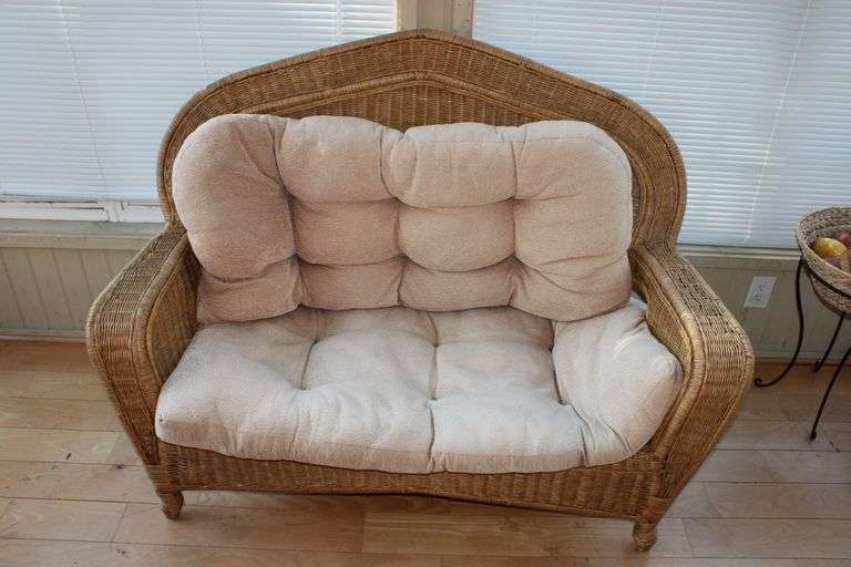 Pier 1 Wicker Settee - Auction Ohio