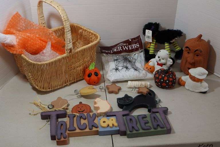 Halloween Décor - Auction Ohio