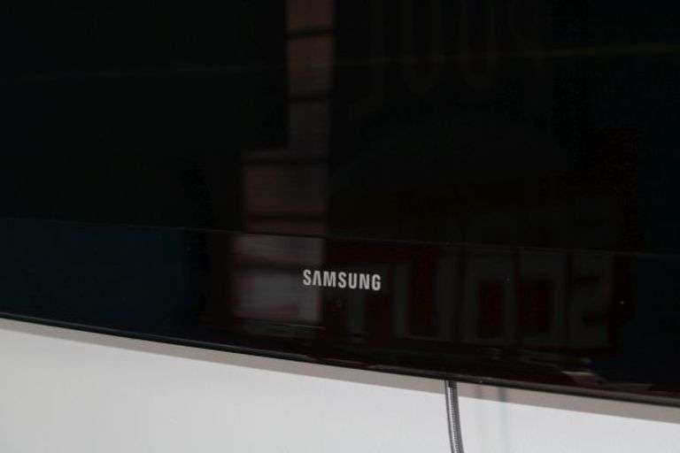 Samsung 46-Inch UN46B6000VF LED TV With Wall Mount and Remote - Auction ...