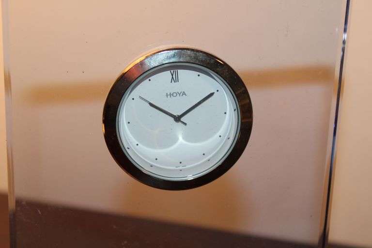 Hoya Crystal Clock - Auction Ohio