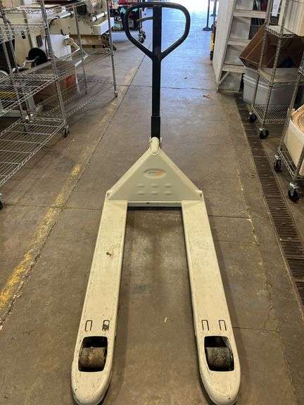 Crown Pallet Jack - Auction Ohio
