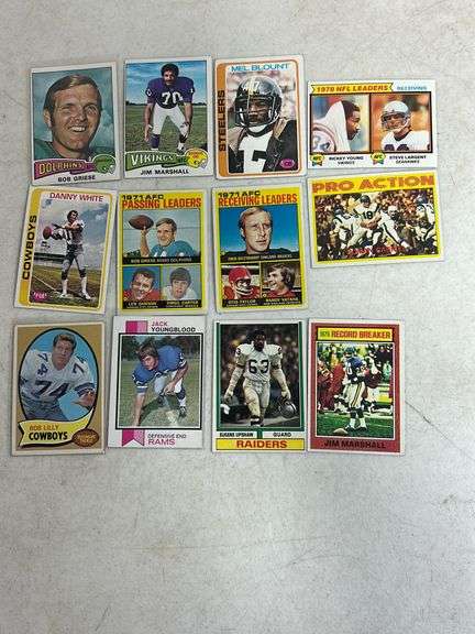 12 Vintage Topps Cards - Auction Ohio
