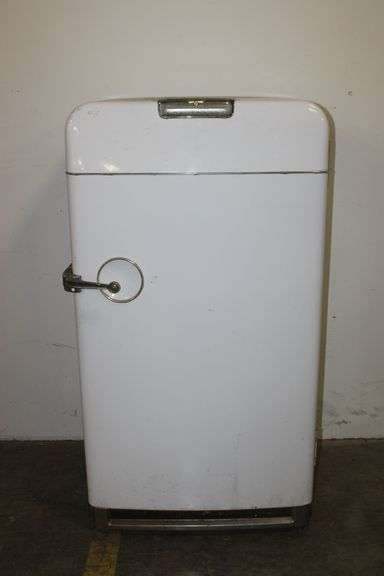 Vintage Frigidaire Refrigerator - Auction Ohio