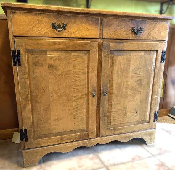 Vintage Beautiful Americana maple sideboard/buffet - Auction Ohio