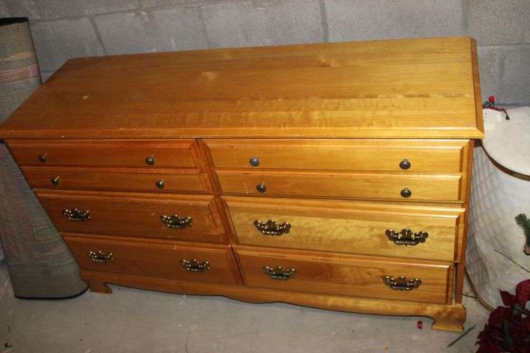 Colonial Maple Dresser - Auction Ohio