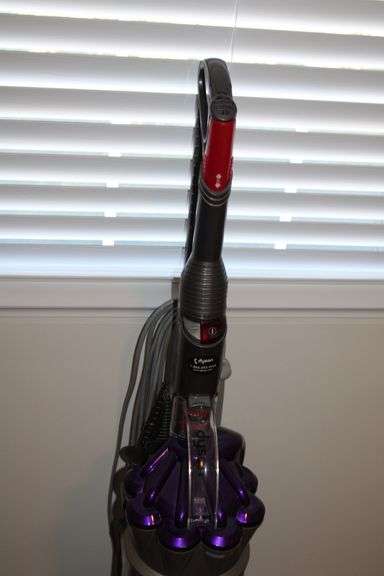 Dyson Vacuum - Auction Ohio
