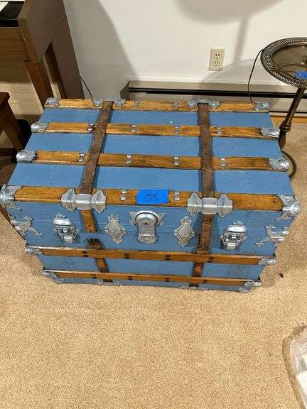 Vintage blue steamer trunk - Auction Ohio